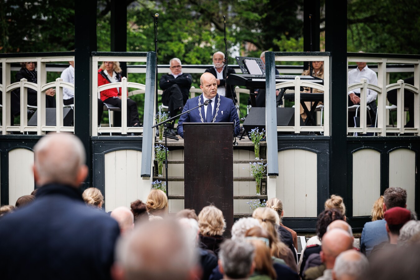 Erik de Groot legt voor het eerst een krans als burgemeester ...