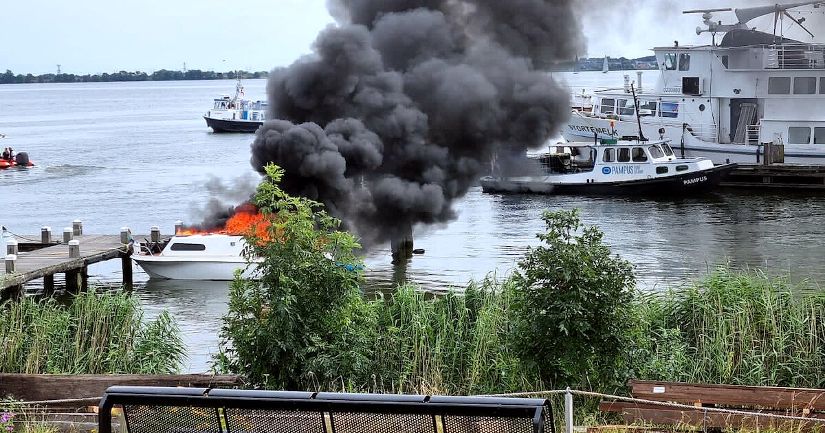 Boot bij eiland Pampus afgebrand, twee gewonden | Amsterdam | AD.nl
