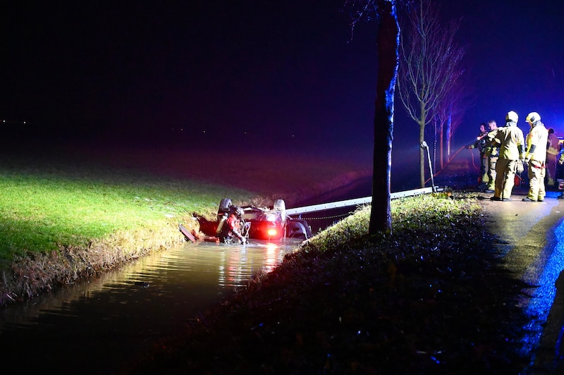 Auto op zijn kop in sloot bij Benschop, slachtoffer naar ziekenhuis ...