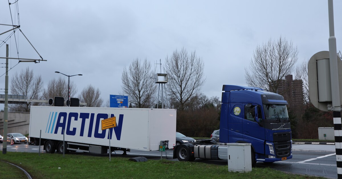 Verkeersdrukte richting Mall of the Netherlands nadat Action ...