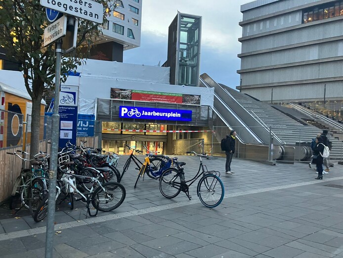 ‘Maar mijn fiets staat nog binnen’, fietsers in de spits overvallen door acuut gesloten stalling ...