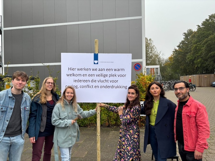 PvdA Utrecht plaatst eigen bord bij azc: ‘Hier werken we aan een warm ...