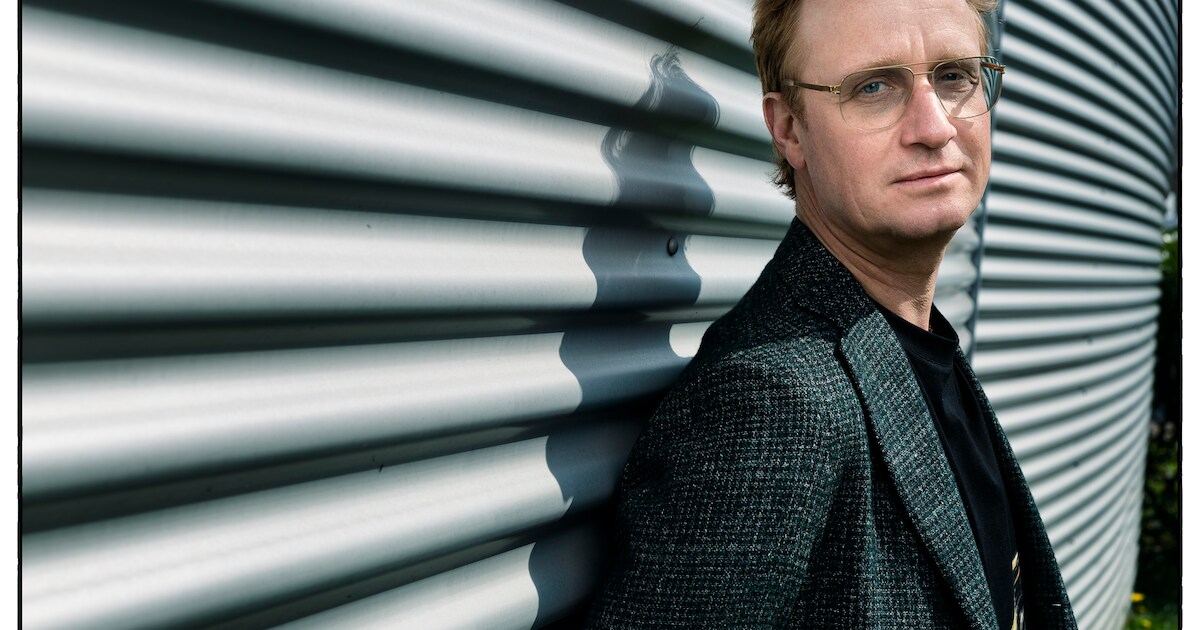 Dit is de man achter tv-hits Beau Five Days Inside en Mr. Frank Visser ...
