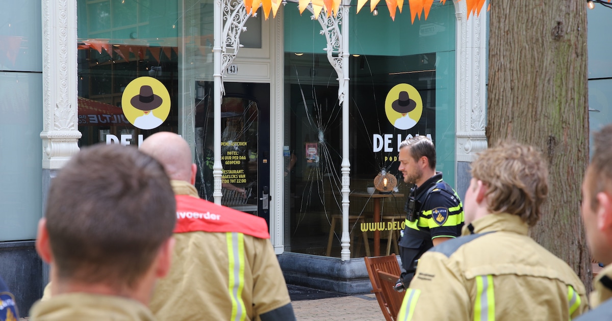 Man slaat meermaals met hamer in op glazen pui van hotel in Den Haag ...
