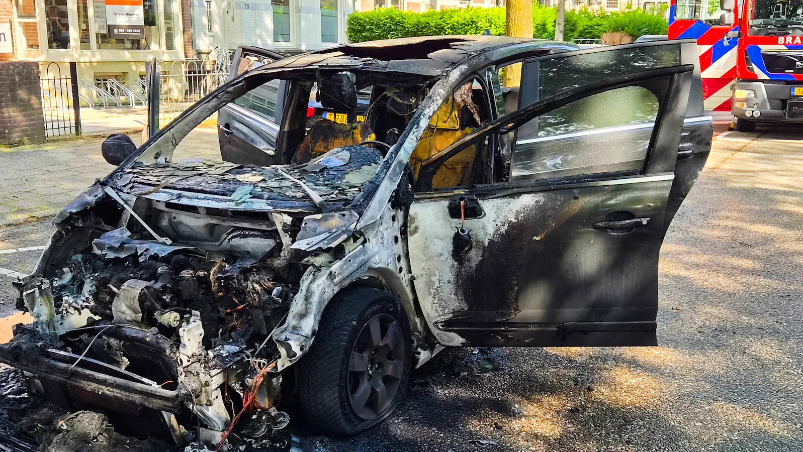 Auto brandt volledig uit in Nijmegen | Foto | AD.nl