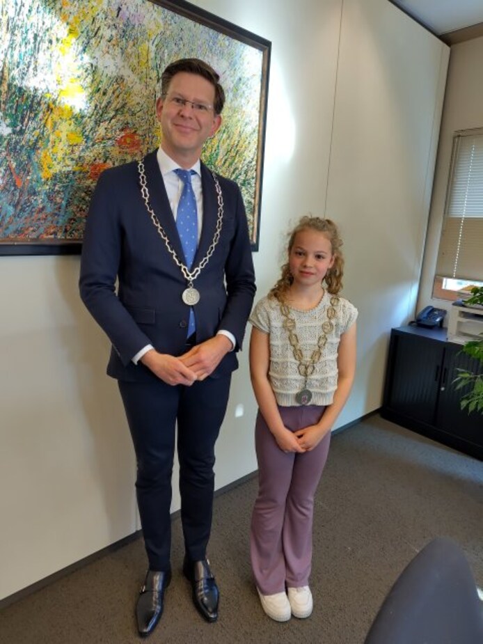 Kinderburgemeester Thirsa ontvangt eigen ontworpen ambtsketen in ...