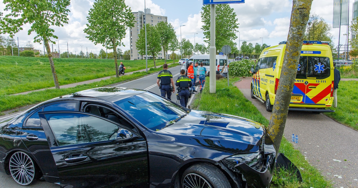 Auto rijdt op boom na zware botsing met rolstoelbusje en andere auto in ...