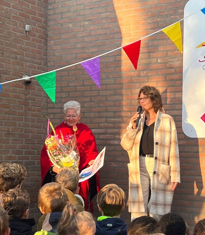 Juf Hanny zwaait af na 43 jaar (!) op basisschool De Schelp | Hoeksche ...