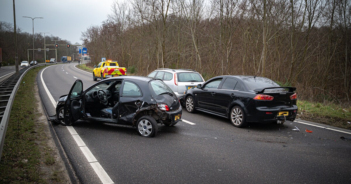 Hartelbrug afgesloten nadat vier auto's botsen bij Spijkenisse | Regio ...