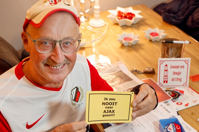 Al jaren komt hij niet meer bij zijn cluppie, maar de liefde voor FC ...