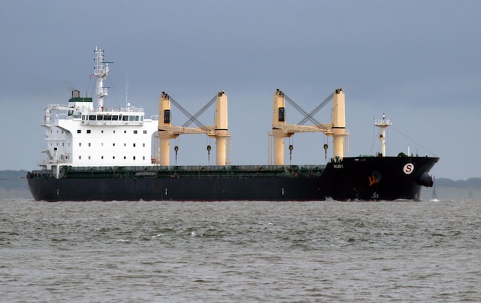 Russisch schip met explosieve lading hopeloos op zoek naar ...