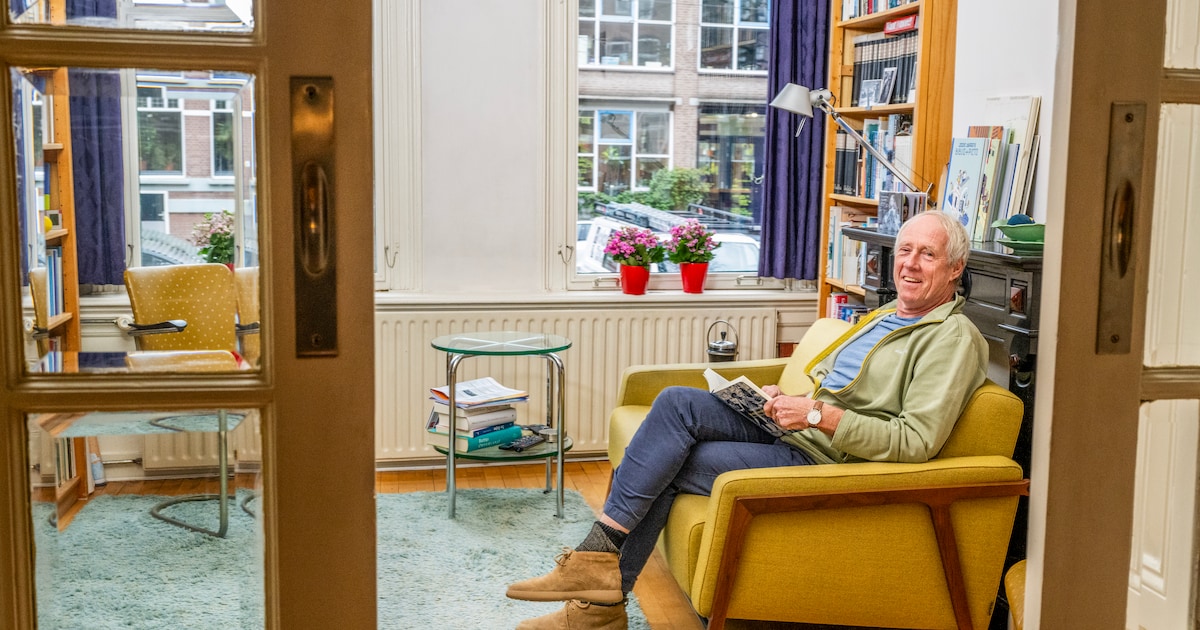 Midden in Rotterdam woont Hans in een huis met glas-in-loodramen en ...