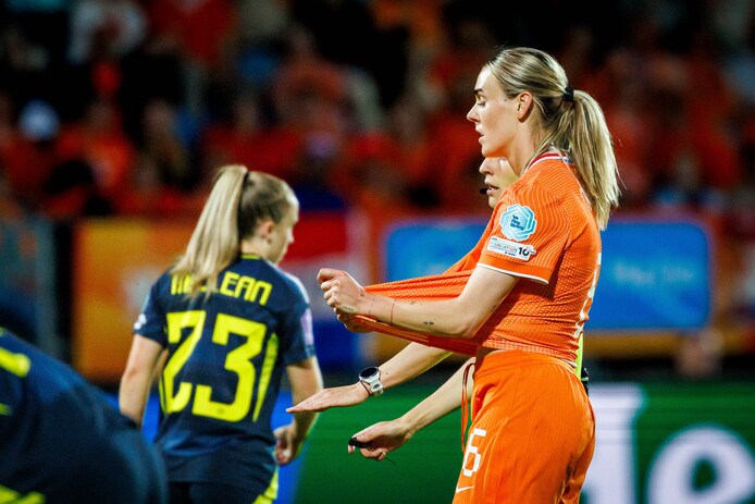 Oranje Leeuwinnen stellen maand voor EK wéér teleur: Van Domselaar ...