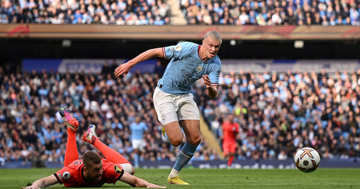 Haaland omspeelt doelman, beukt verdediger omver en scoort in leeg doel ...