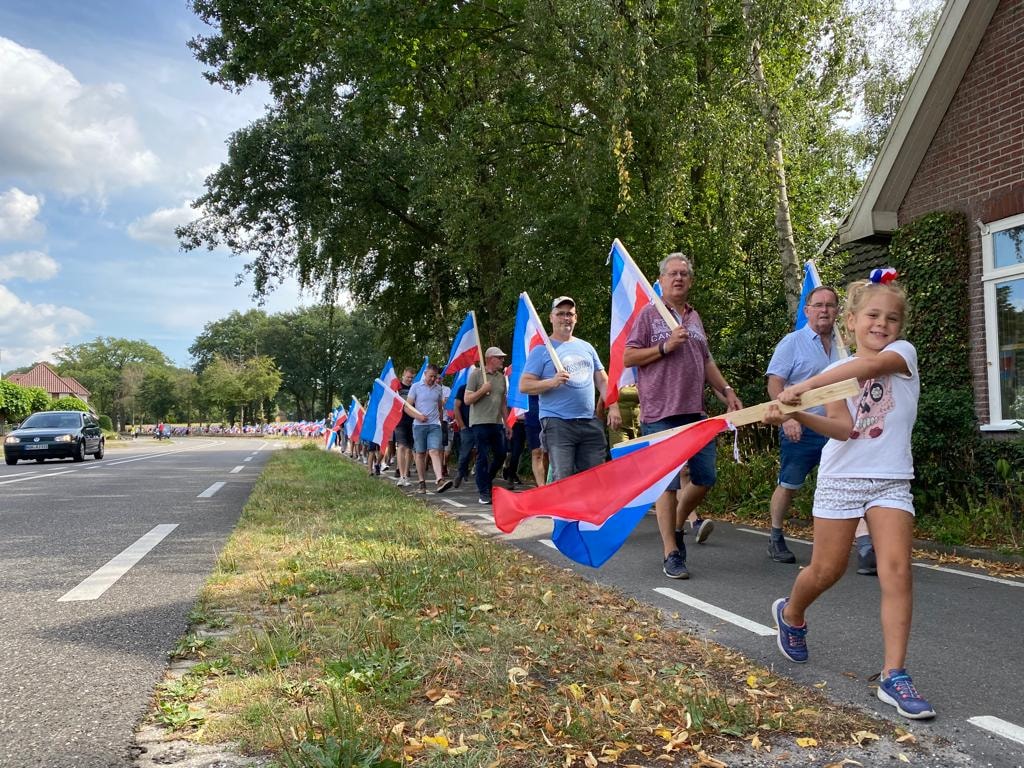 Honderden mensen nemen deel aan stille tocht tegen komst azc in ...