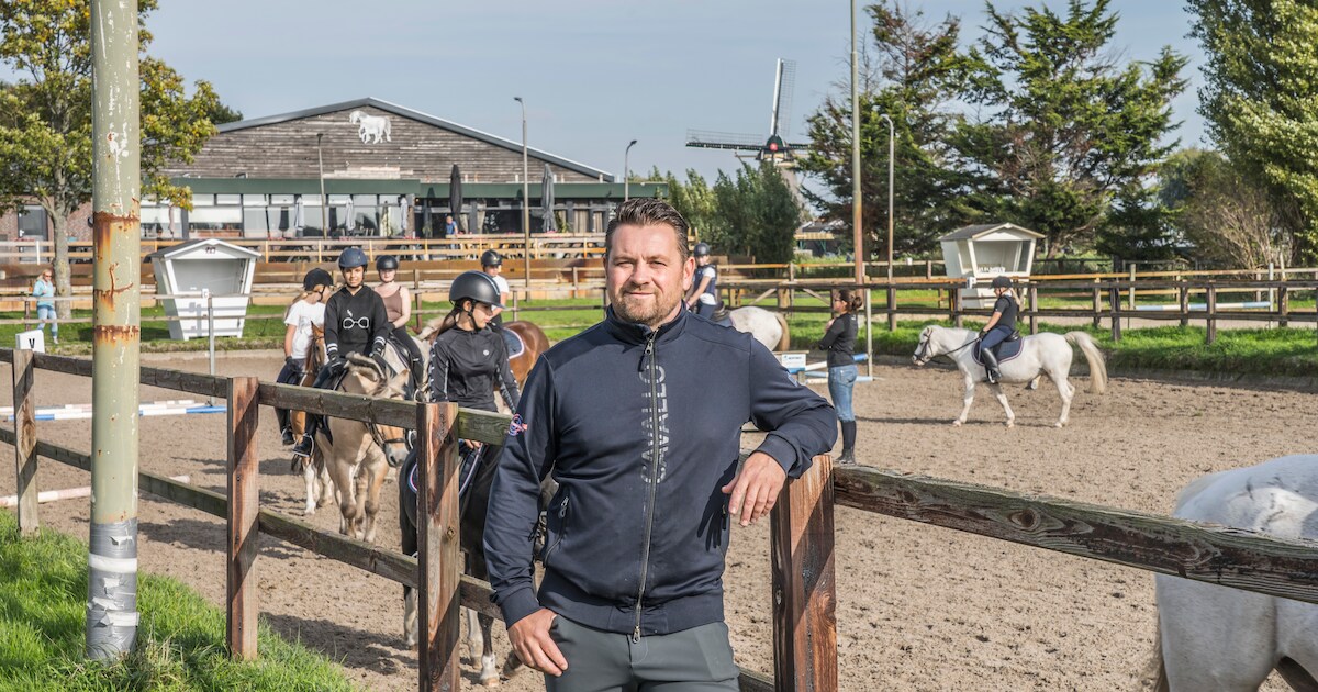 Manege mag bouwen naast de molen van de gemeente, maar provincie kan ...