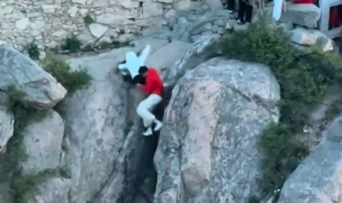 KIJK | Voordringende toeristen storten bijna in Chinees ravijn | Home ...