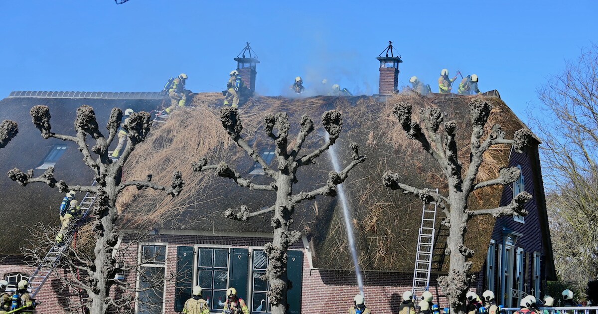 Veel rook bij grote brand in woonboerderij IJsselstein, brandweer roept mensen op weg te blijven ...
