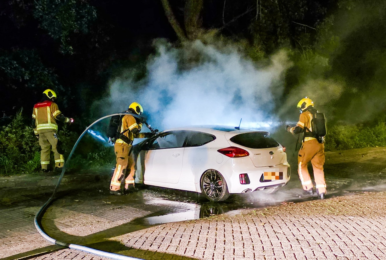 Auto in brand op parkeerplaats in Papendrecht | Foto | AD.nl