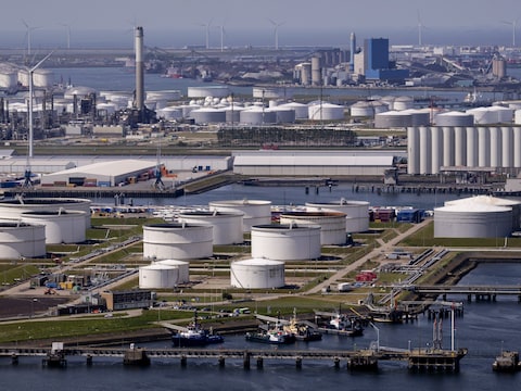 Oorlog en energiecrisis remmen economie Rijnmond: industrie vreest ...