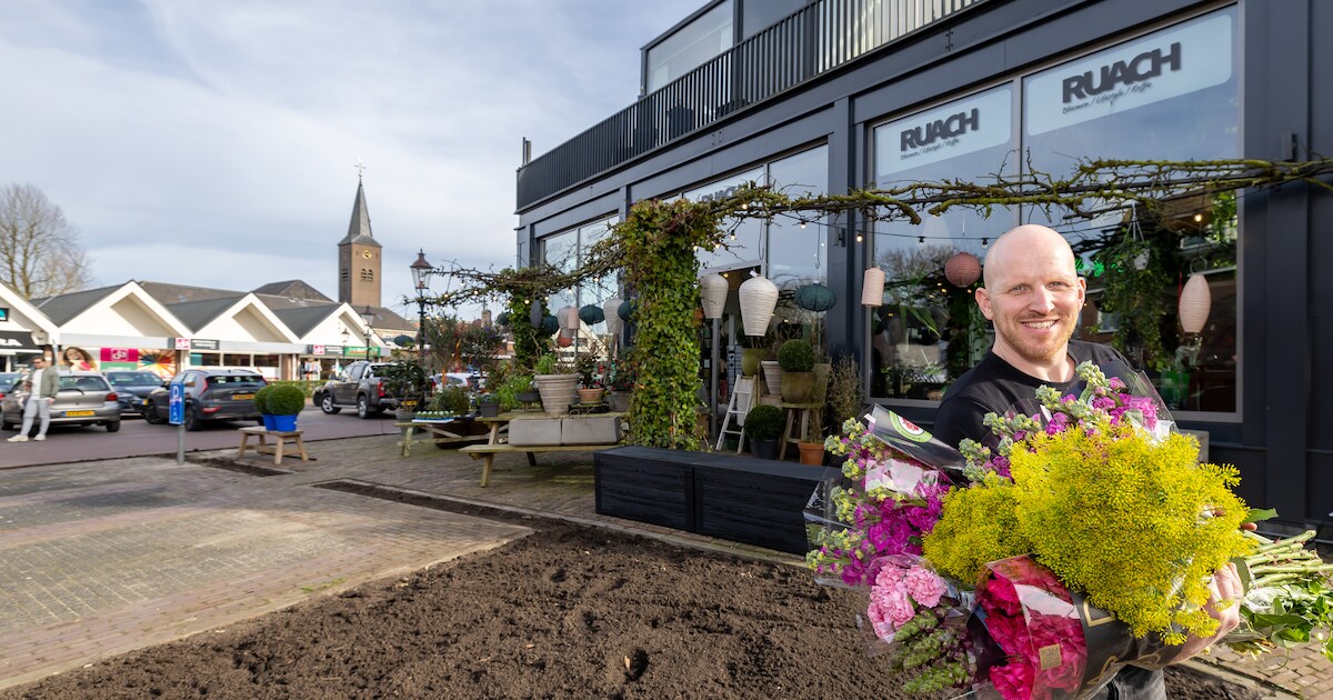 Bloemist Jan is blij: meer ruimte voor auto’s in centrum Zwartsluis ...