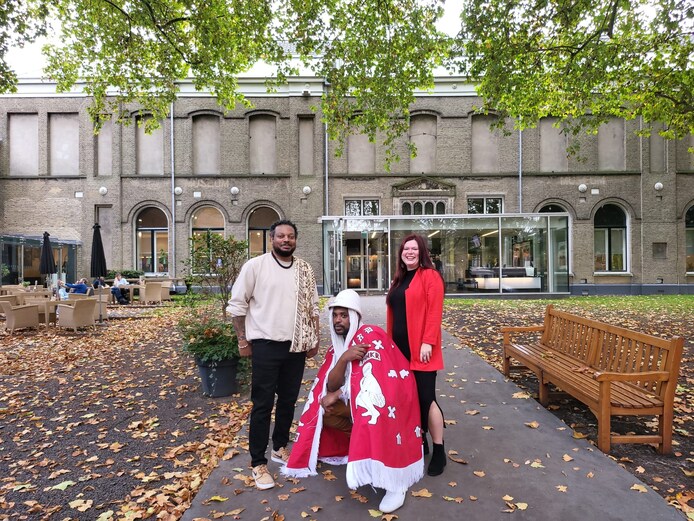 Rowan en Sidney leiden museumbezoekers rond langs koloniale sporen ...