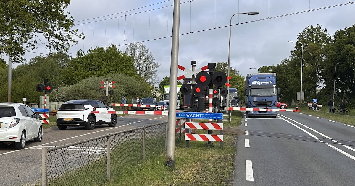 Treinen rijden weer tussen Raalte en Nijverdal en lange rij auto’s is daarmee verdwenen ...