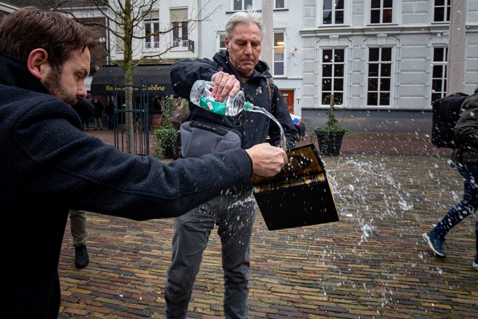 Arnhem verbiedt koranverbranding Pegida-voorman vanwege ‘dreiging ...