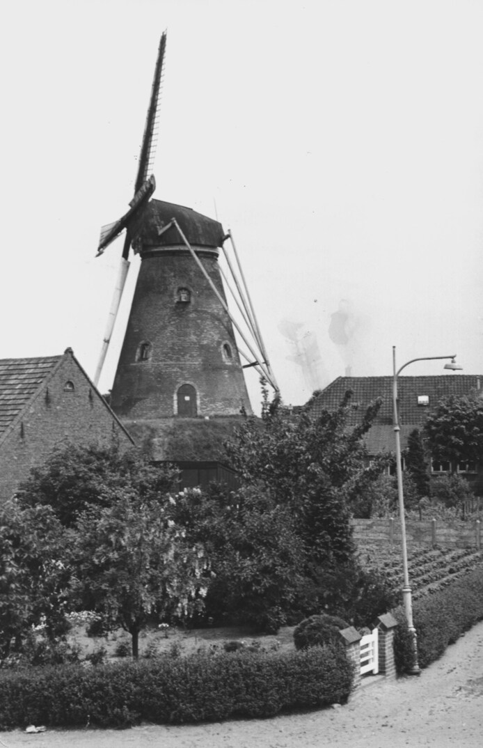 Drie ‘goede’ Duitsers bliezen molen met 93 burgers niet op: ‘Wat een ...