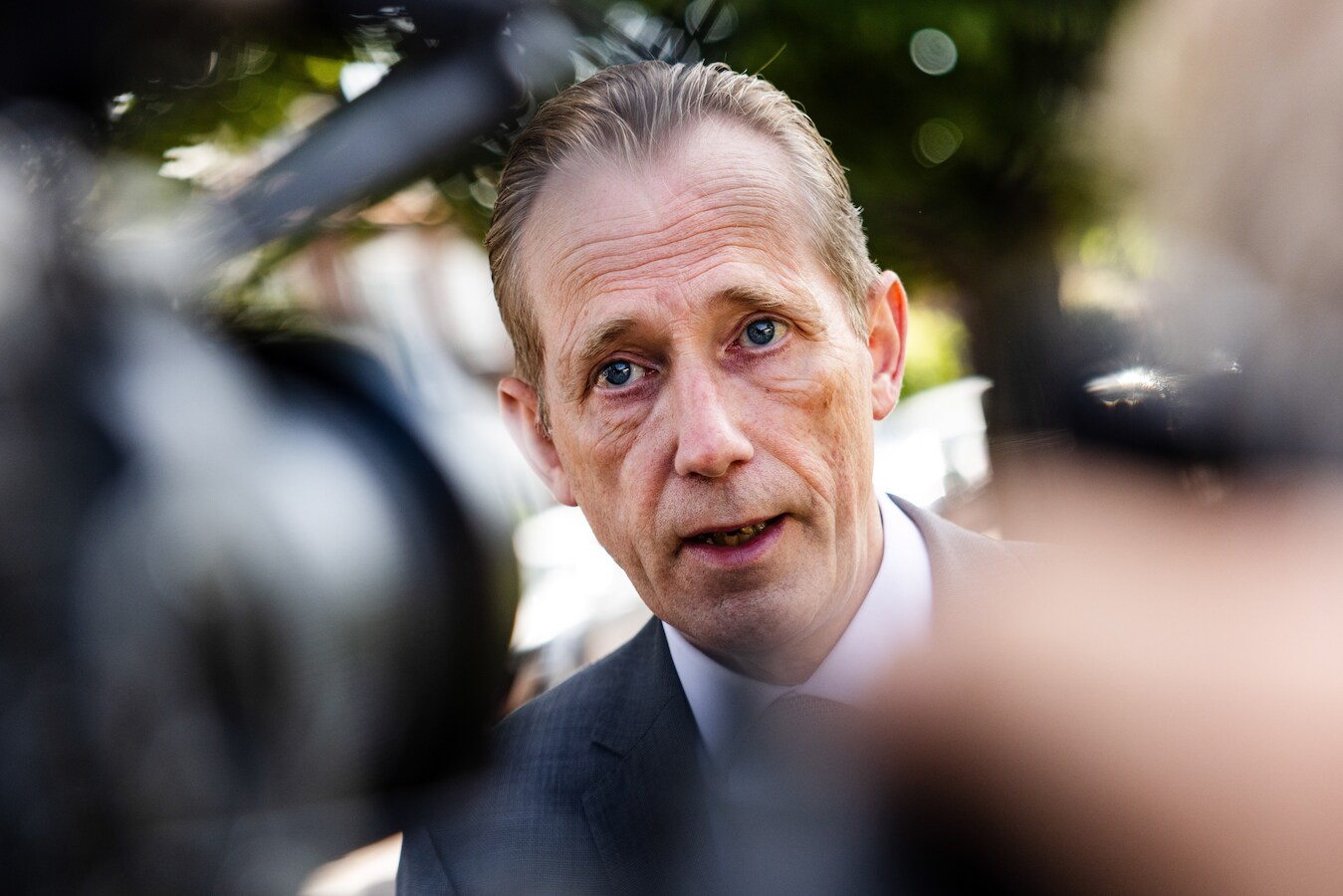 Neergestoken meester buiten levensgevaar: wat we weten over het steekdrama bij eindmusical ...