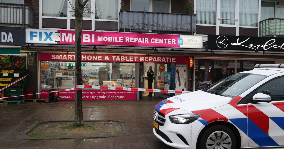 Twee gewapende mannen overvallen telefoonwinkel op Burgemeester De Vlugtlaan in Amsterdam | 112 ...