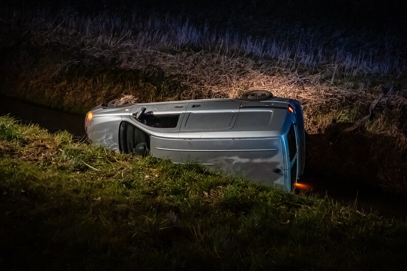 Busje belandt in sloot op de Verdouwenhoeck in Heenvliet | Regio | AD.nl