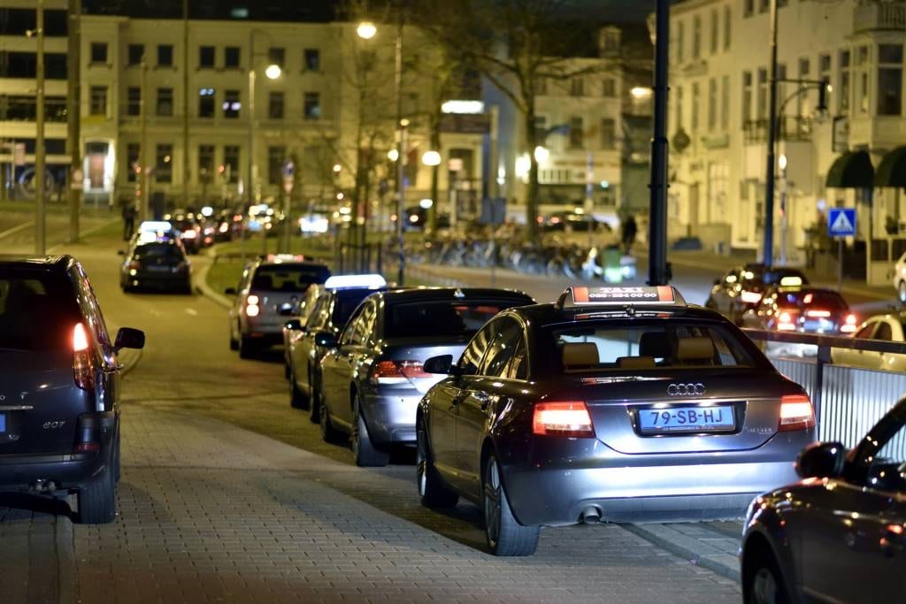 Oplossing voor Arnhemse taxi-chaos komt eraan | Foto | AD.nl