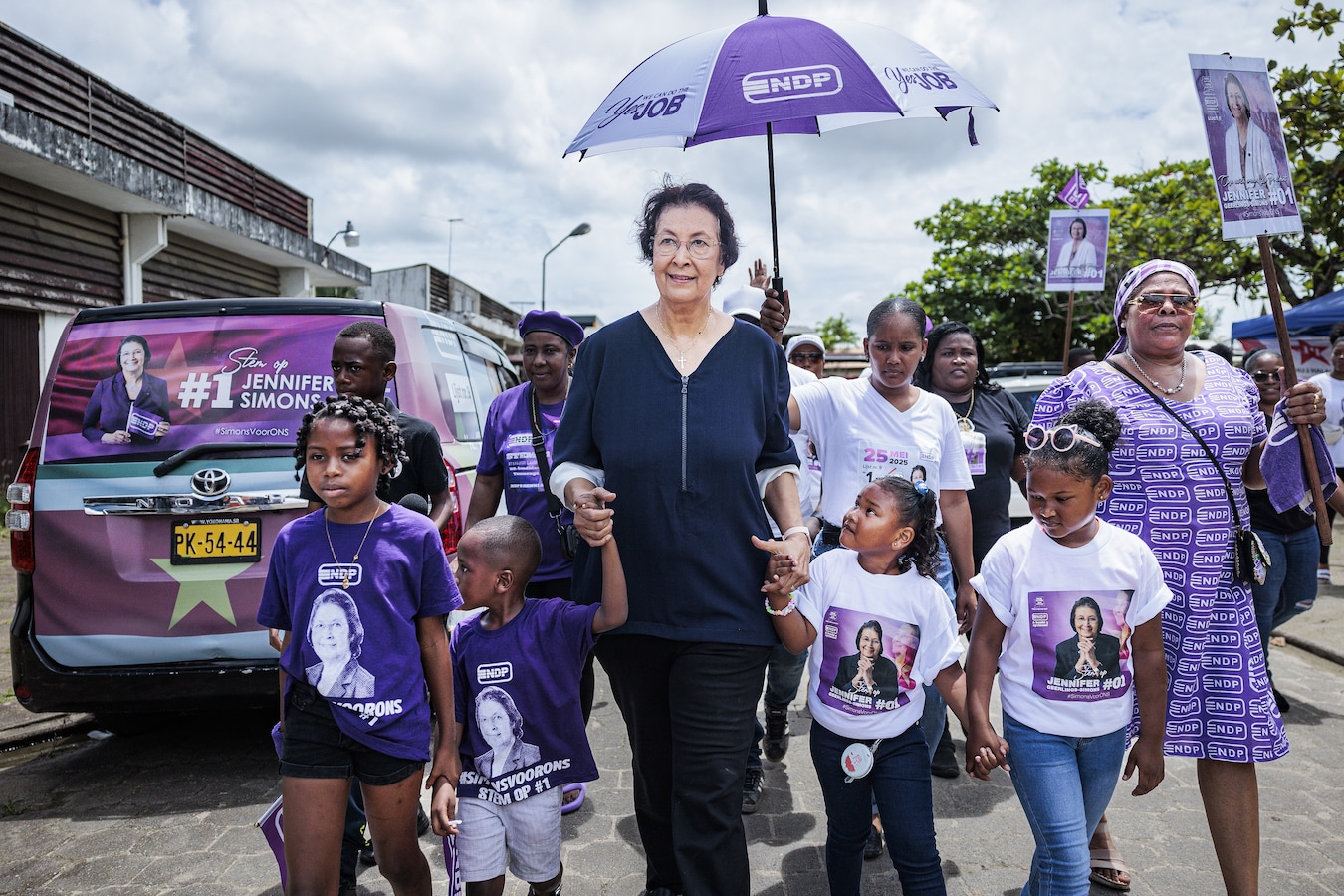 Van vrouwenactivist tot president: wie is Jennifer Simons, de nieuwe ...