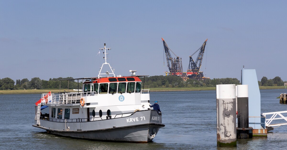 Partyschip neemt de oversteek tussen Rozenburg en Maassluis over ...