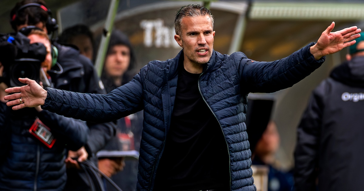 Robin van Persie wacht witte rook in de Kuip niet af: ‘Ik beslis wie er ...