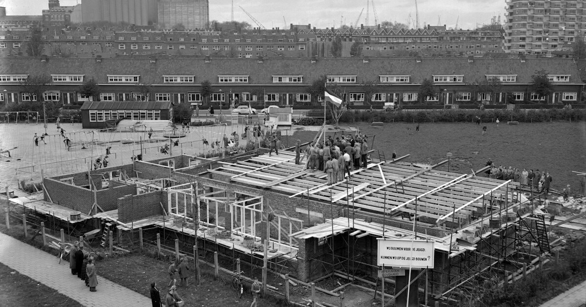 Iedereen die een spijker in de muur kon slaan, hielp mee aan het ...