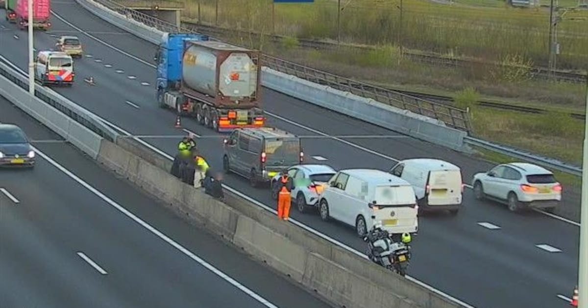 Drie voertuigen in botsing op de A15 in de Botlek | Regio | AD.nl