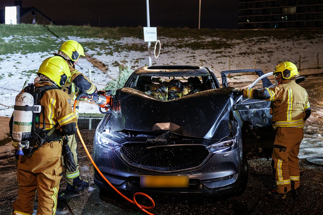Binnenkant van auto uitgebrand op parkeerplaats aan het ...