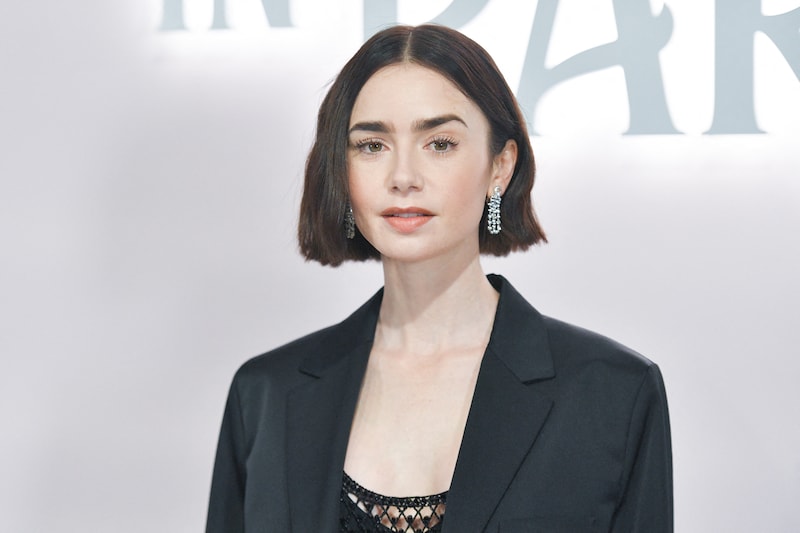 Emily in Paris-ster Lily Collins krijgt gestolen verlovingsring na drie ...