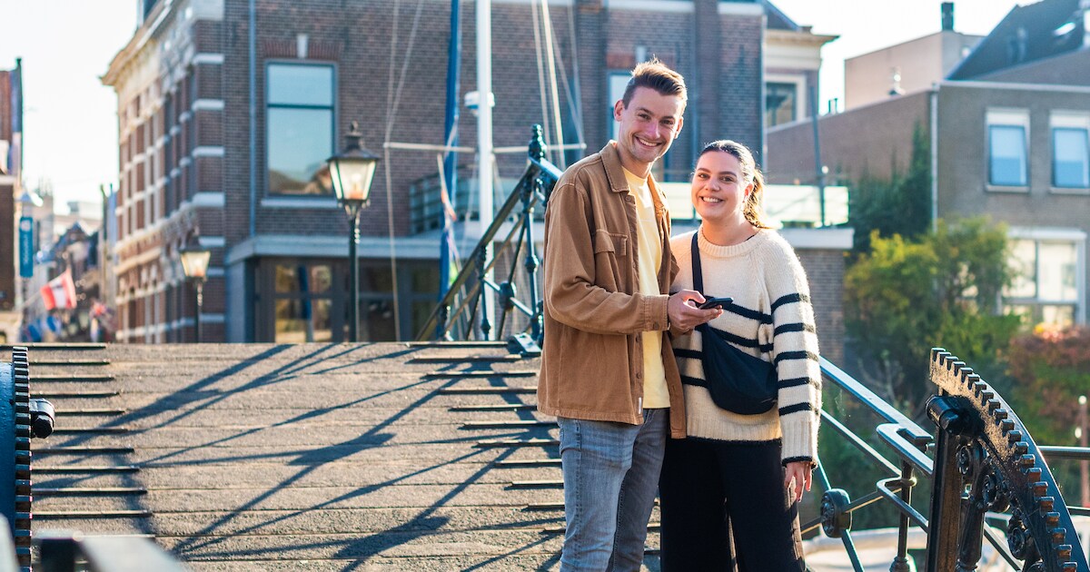 Tim ontdekt met zijn vriendin Nina de stad via een app: ‘Overal waar we ...