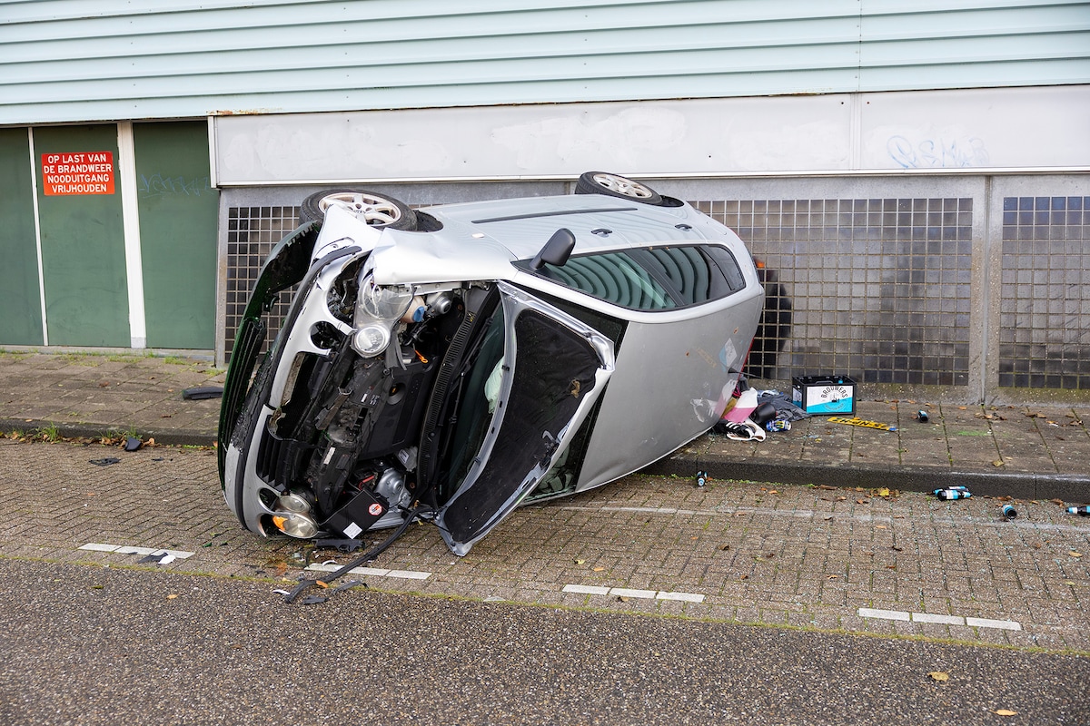 Auto belandt op zijkant na raken van stoeprand in Haarlem | 112 nieuws ...