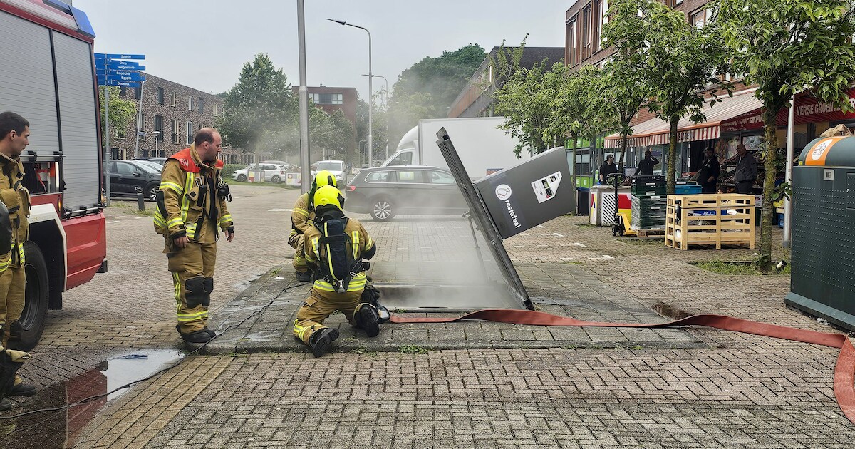 Brand in afvalcontainer op de Grote Beerstraat in Zwijndrecht | 112 nieuws Zwijndrecht | AD.nl