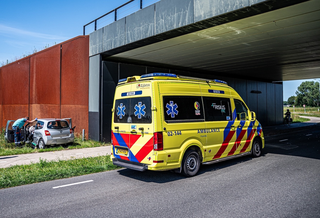 Aanrijding met twee auto's op Drie Tolhekken in Oosterwolde | Foto | AD.nl