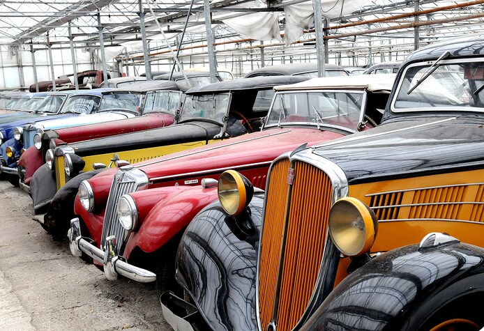 Joop (79) besluit om zijn enorme collectie auto's weg te doen: zijn ...