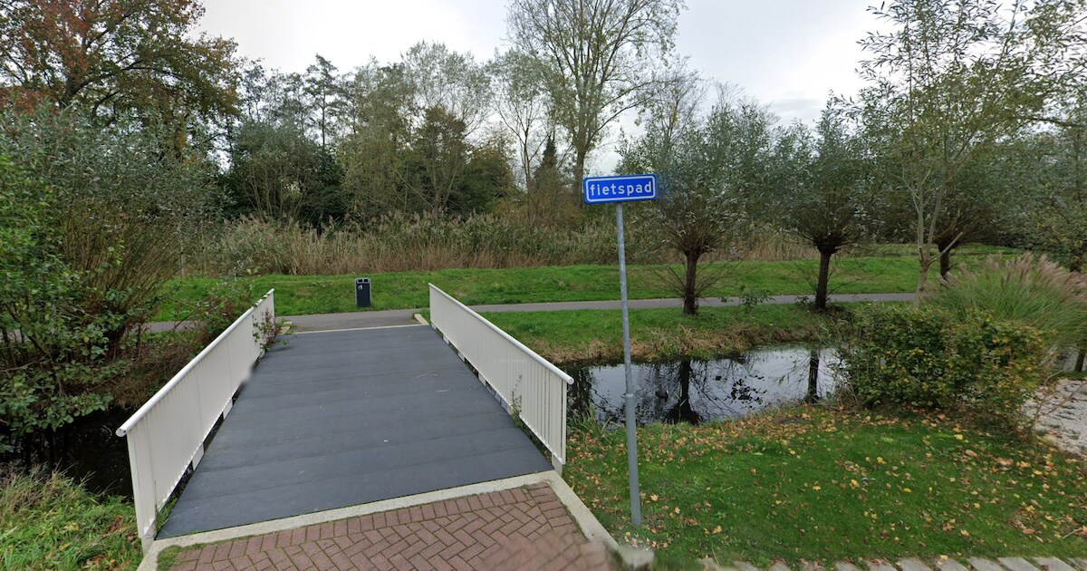 Oudere man valt in het water langs Jannetje Verbakelstraat in Schiedam ...