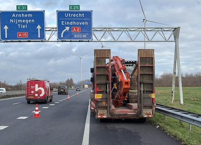 Vrachtwagen heeft nieuwe band na klapband op A15: file richting ...