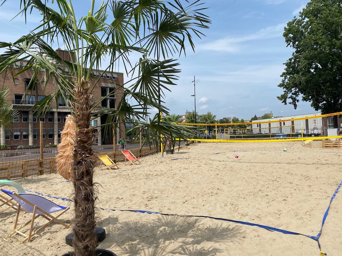 Beachvolleybal keert terug in hartje Hengelo | Foto | AD.nl