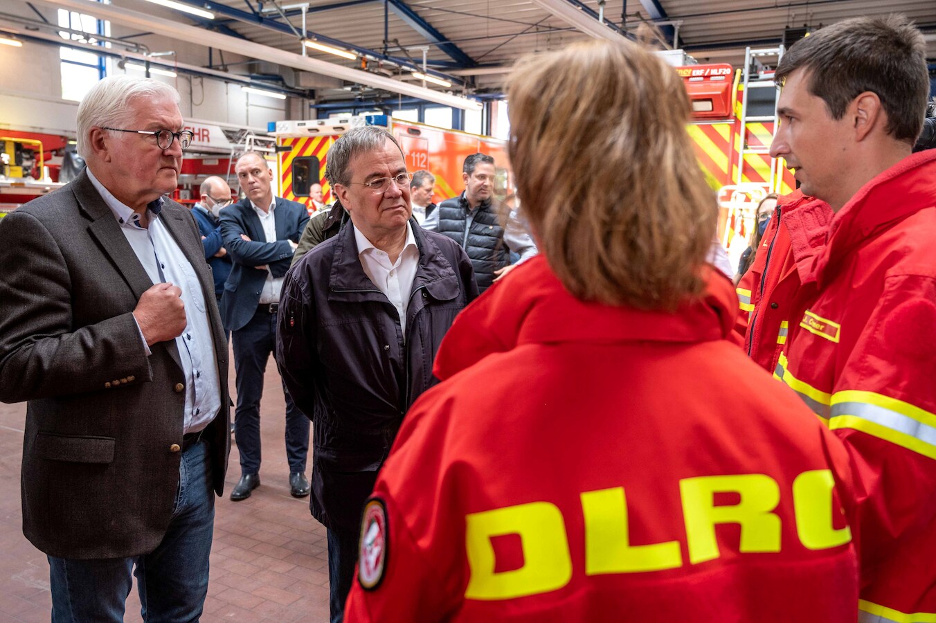 Lachende kandidaat-opvolger Angela Merkel onder vuur na bezoek aan ...