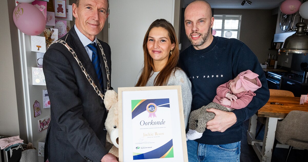 Eerste Hoeksche Waardse baby van 2024 Jackie krijgt bezoek van ...